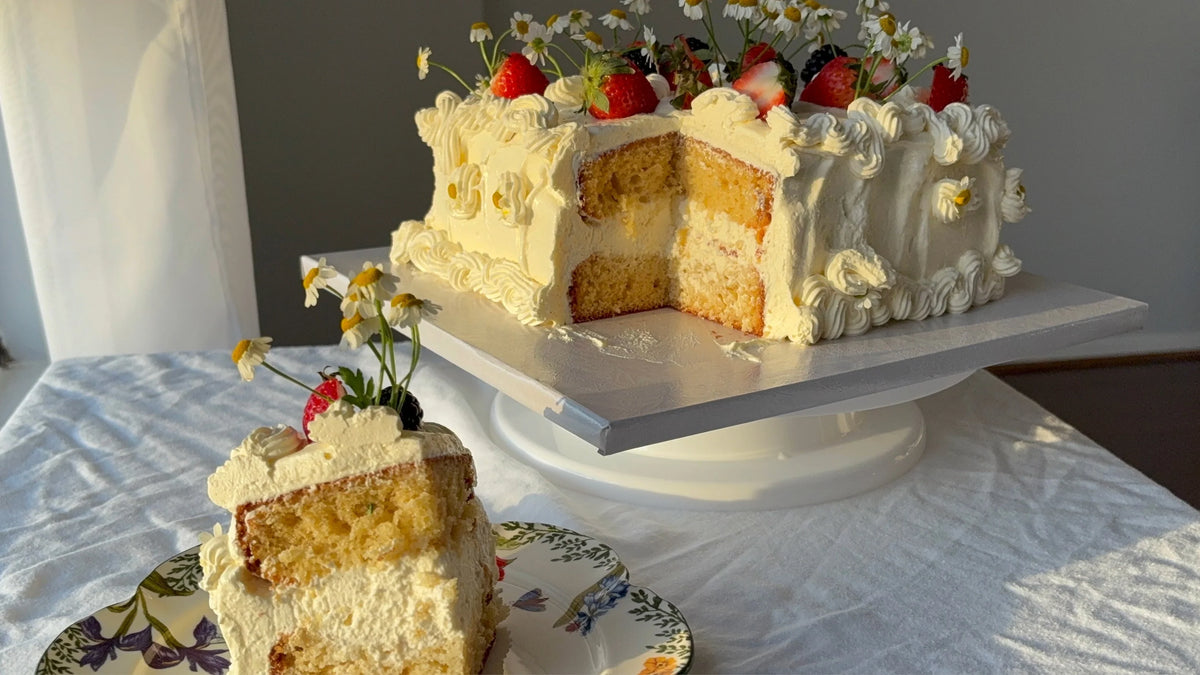 Slice Vanilla Sponge Cake with Vanilla Mascarpone Cream Frosting – The ...